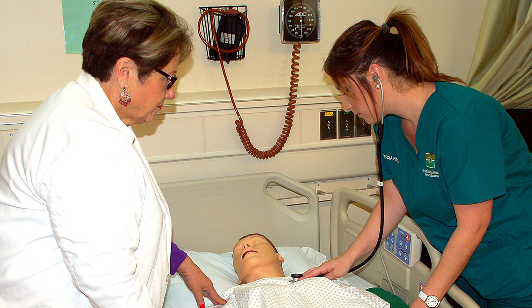 DCCCD_dr._juanita_flint_left_with_nursing_student_at_brookhaven_college ...